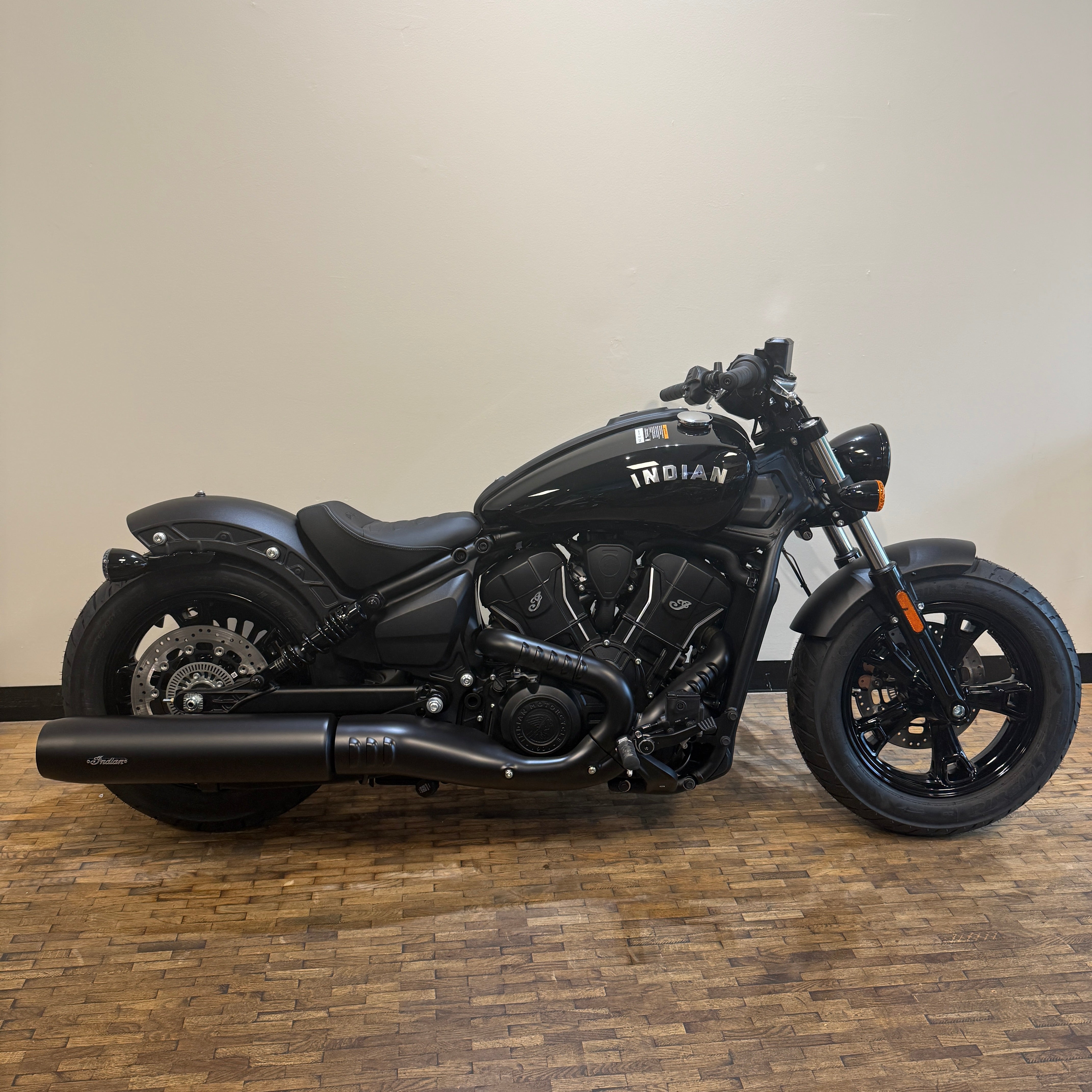 INDIAN SCOUT BOBBER 60 - BLACK METALLIC - Krazy Horse